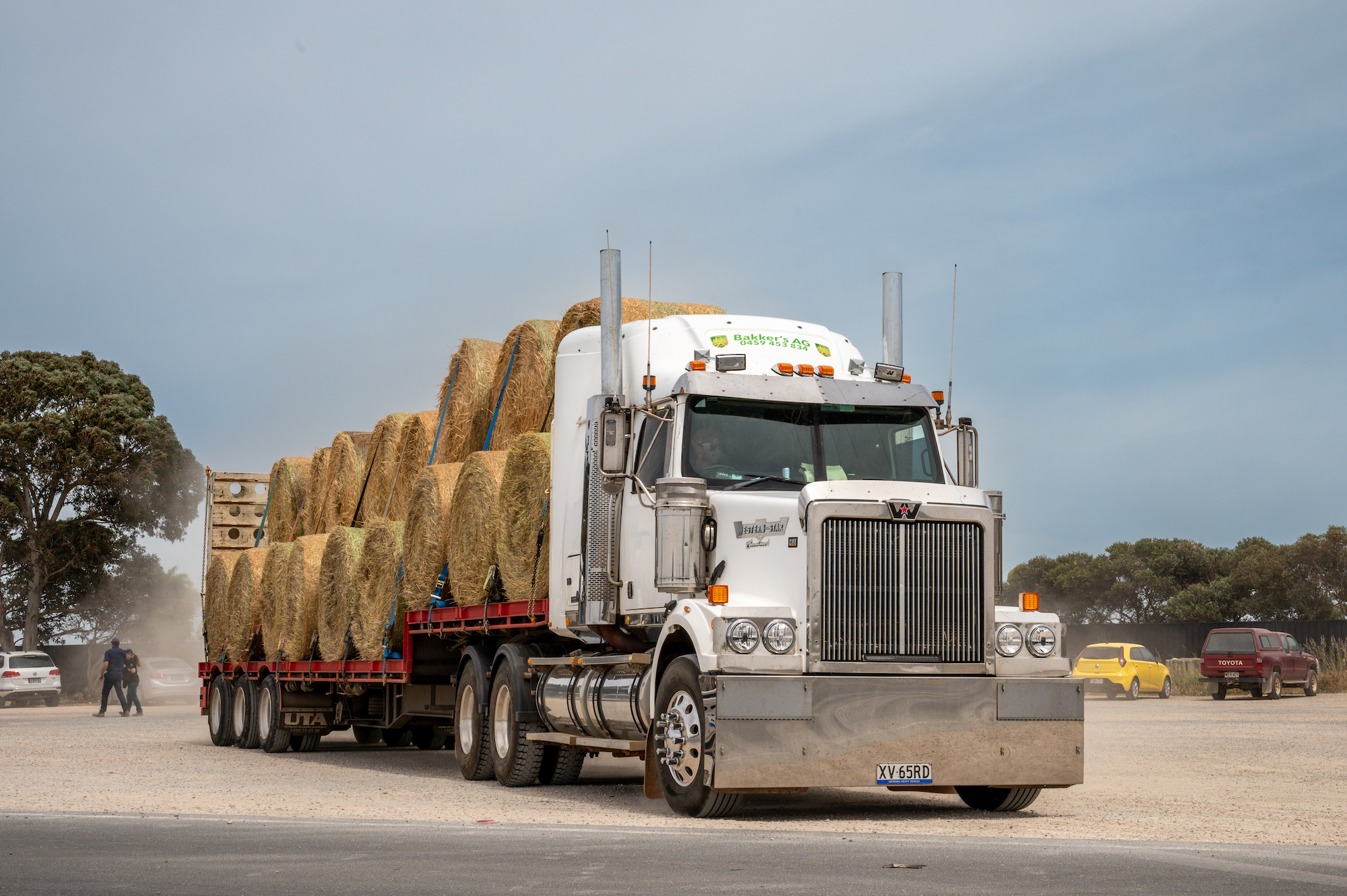 Aussie Hay Runners helps SA farmers with major truck convoy